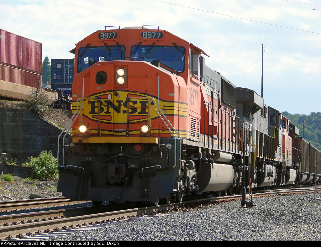 BNSF 8977 Northbound coal at Bond Street